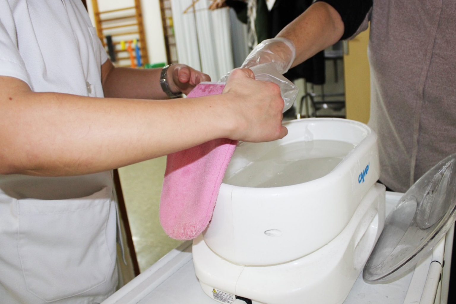 El calor de la parafina reduce el dolor y ayuda a movilizar las ...